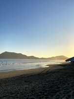 Na praia, guarda-sóis
