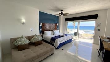 Suite-Estúdio Deluxe, banheira de hidromassagem grande, vista para o oceano | Cofre no quarto, com decoração personalizada