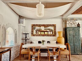 Pequenos-almoços, almoços, jantares servidos, cozinha mediterrânica 