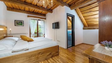 Quarto Duplo Deluxe, terraço | Minibar, cofre no quarto, secretária, roupa de cama fornecida