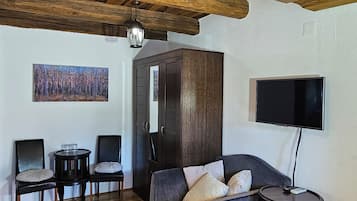 Quarto Duplo Standard, pátio | Minibar, cofre no quarto, secretária, roupa de cama fornecida