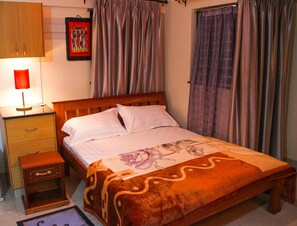 Quarto casal, acessível, vista para a cidade | Escrivaninha, ferros/tábuas de passar roupa