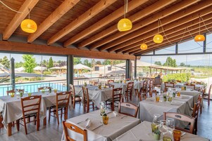 Jantares servidos, cozinha italiana, com vista para a piscina 