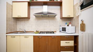 Um frigorífico, um micro-ondas, uma placa de cozinha
