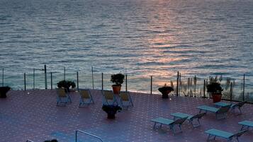 Piscina exterior, uma piscina transbordante, espreguiçadeiras