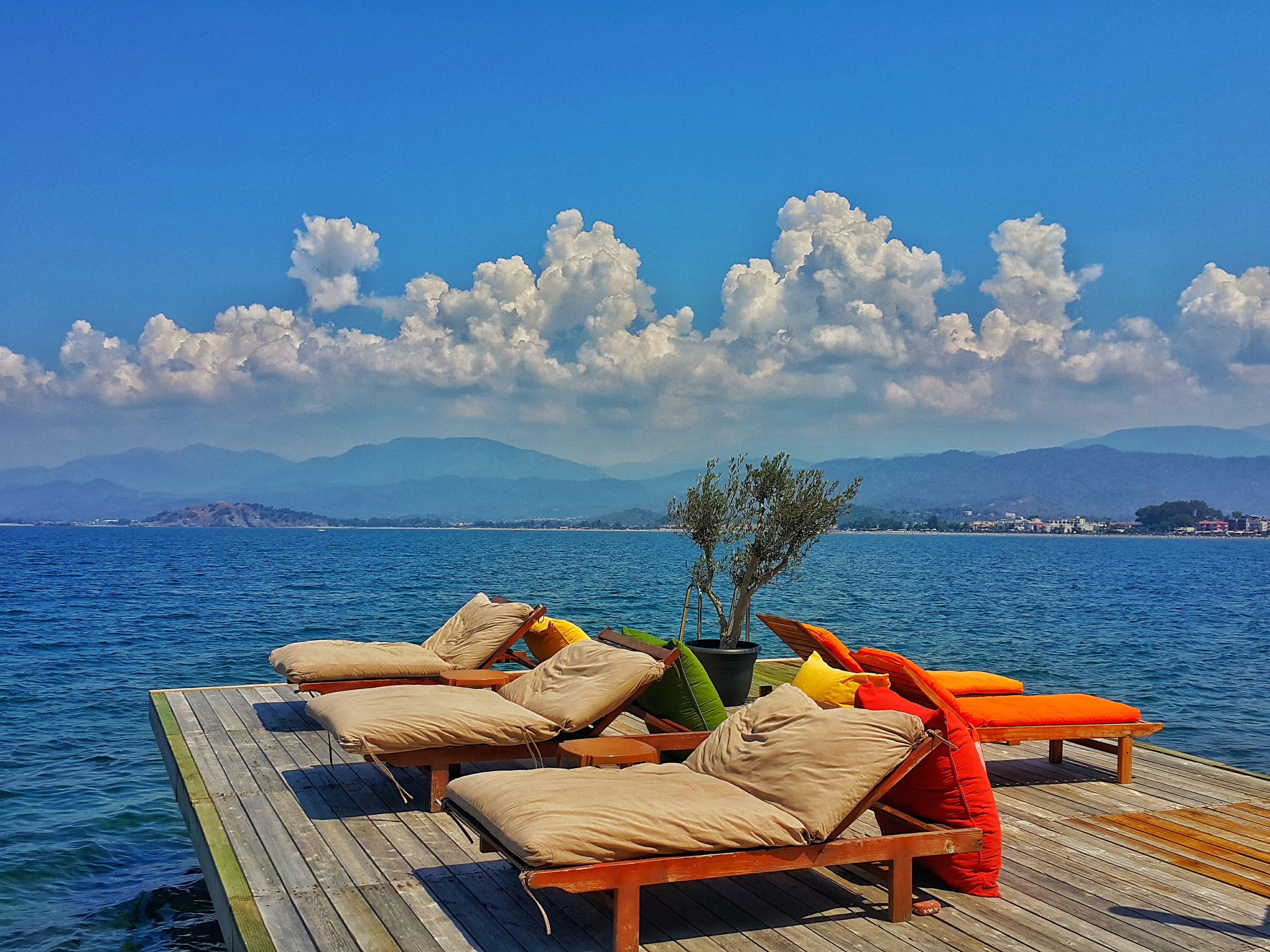 Terraço com espreguiçadeiras
