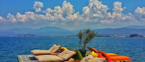 Terraço com espreguiçadeiras