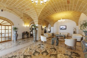 Área de estar no saguão