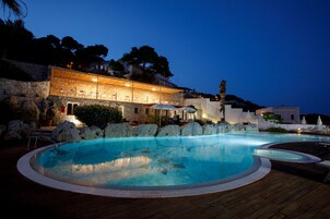 Piscina externa, funciona das 10h30 às 19h, guarda-sóis