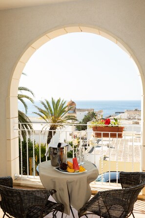 Quarto casal luxo, vista para o mar | Frigobar, cofres nos quartos, escrivaninha, cortinas blackout