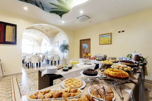 Café da manhã com buffet grátis todos os dias