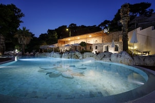 Piscina externa, funciona das 10h30 às 19h, guarda-sóis