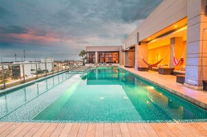 Piscina exterior, da(s) 9:00 à(s) 19:30, espreguiçadeiras 