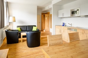 Apartamento Superior, 2 quartos | Sala de estar | TV de ecrã plano 