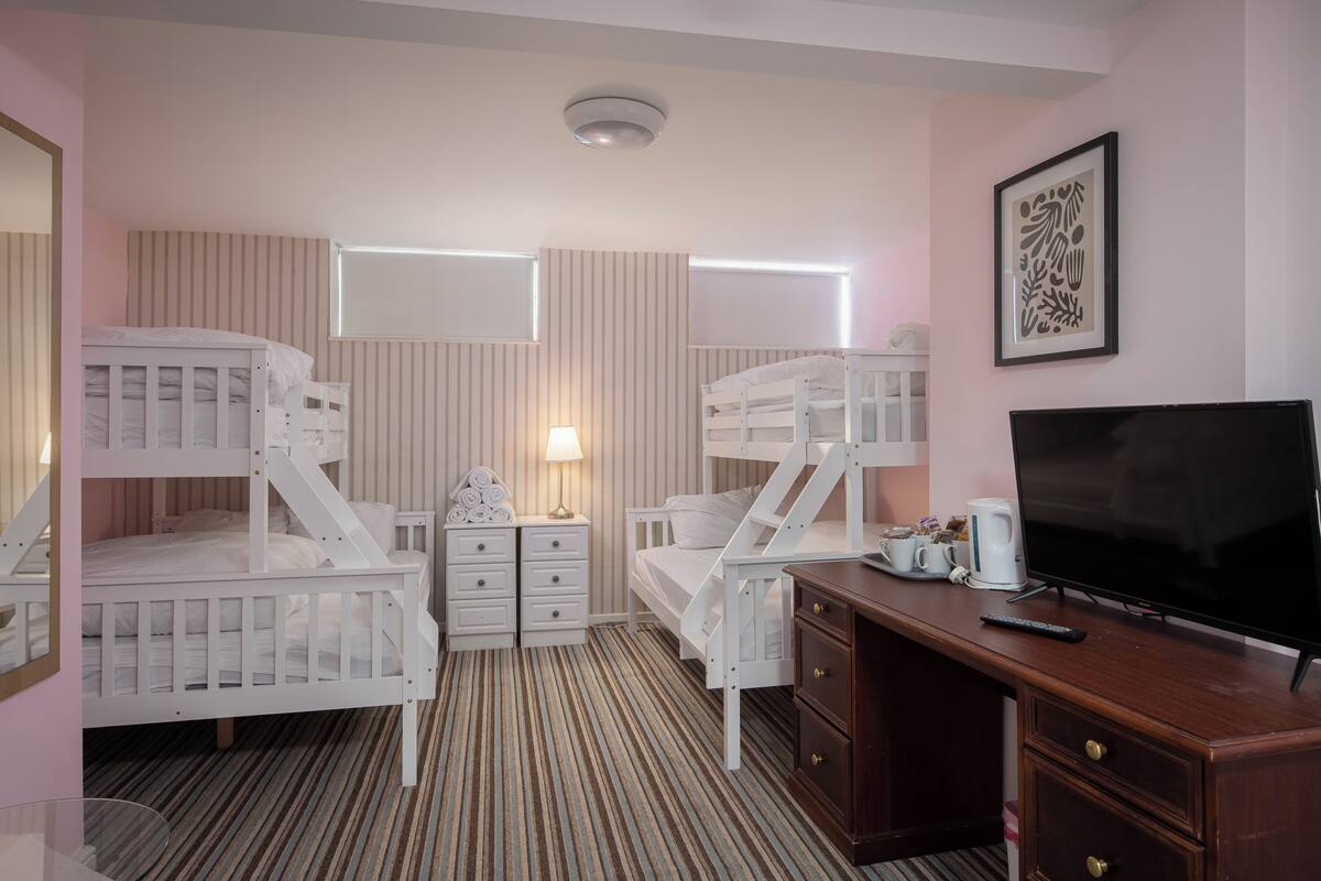 Quarto família, suíte | Escrivaninha, roupa de cama