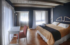 Quarto Duplo Deluxe | Roupa de alta qualidade, minibar, cofre no quarto, secretária