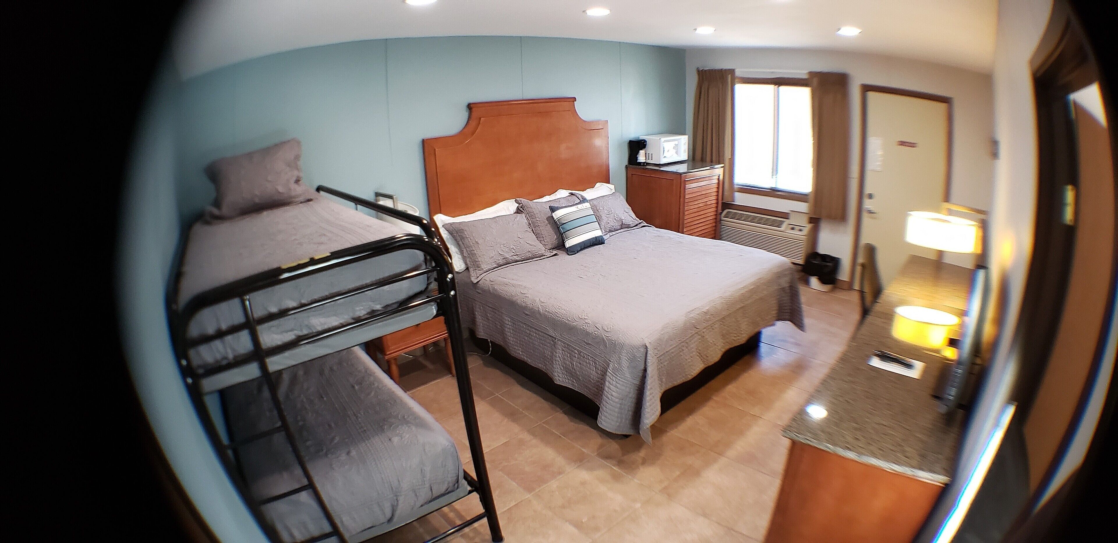 Secretária, cortinas/cortinados opacos, ferro/tábua de engomar 