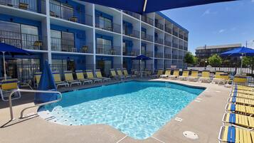 Piscina exterior sazonal, guarda-sóis, espreguiçadeiras