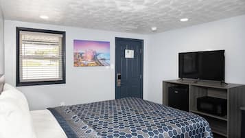 Quarto, 1 cama queen-size | Secretária, camas desdobráveis, Wi-fi grátis, roupa de cama fornecida