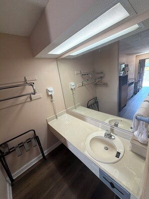 Quarto Individual Económico | Ferro/tábua de engomar, Wi-fi grátis, roupa de cama fornecida 