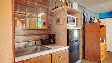 Suíte standard, 2 camas Queen, para não fumantes | Cozinha privada | Geladeira, micro-ondas, cafeteira/chaleira