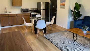 Estúdio luxo | Cozinha americana privada | Geladeira, micro-ondas, cafeteira/chaleira
