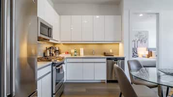 Apartamento, 2 quartos, cozinha | Cozinha privada | Um frigorífico, um micro-ondas, um forno, uma placa de cozinha