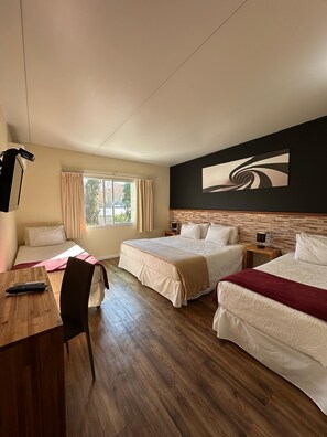 Quarto Quádruplo Comfort | Minibar, cofre no quarto, secretária, cortinas/cortinados opacos 