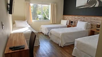 Frigobar, cofres nos quartos, escrivaninha, cortinas blackout