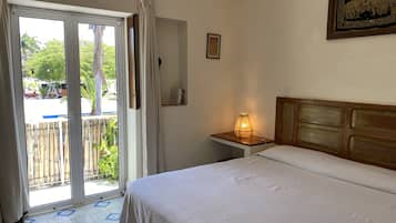 Quarto casal, 1 cama King, sacada, vista para o parque | Cofres nos quartos, individualmente decorados