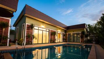 Piscina exterior, espreguiçadeiras