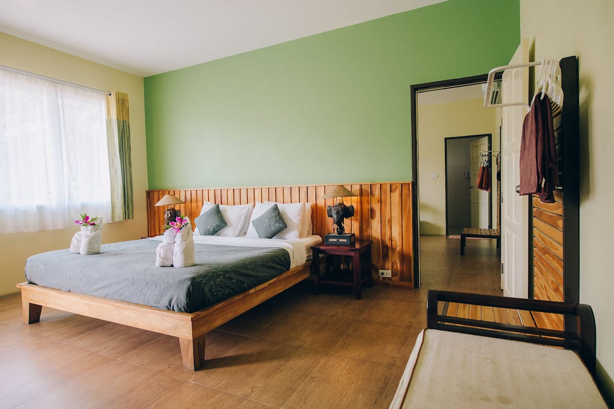 Standard connecting room | Cofre no quarto, berços/camas para crianças, camas desdobráveis