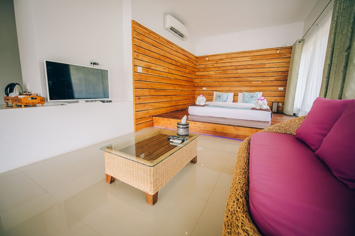 Deluxe double river view | Cofre no quarto, berços/camas para crianças, camas desdobráveis