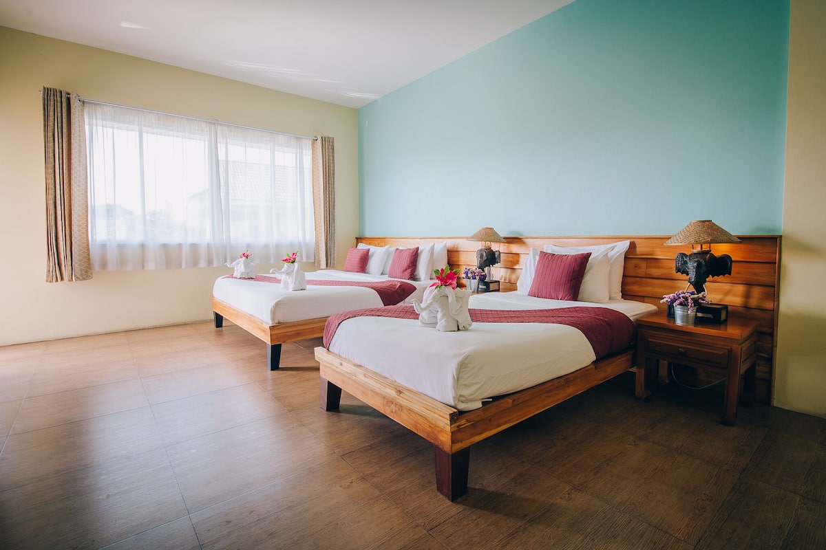 Deluxe triple with bathtub | Cofre no quarto, berços/camas para crianças, camas desdobráveis