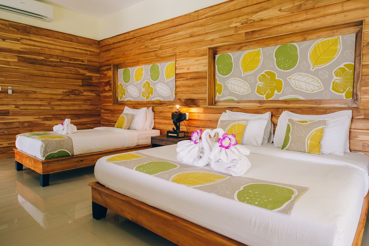 Deluxe triple river view | Cofre no quarto, berços/camas para crianças, camas desdobráveis