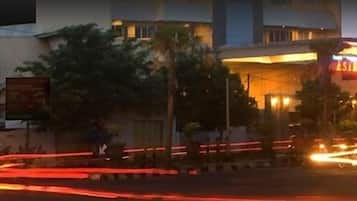 Fachada do alojamento (tarde/noite)