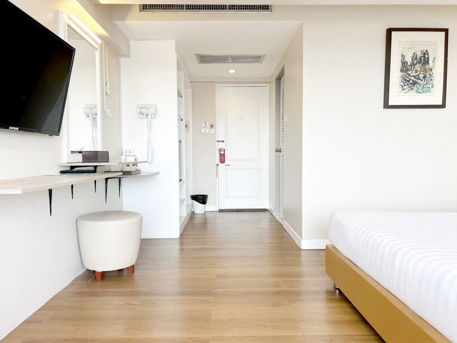 Deluxe King or Twin with River View | Cofre no quarto, secretária, camas desdobráveis 