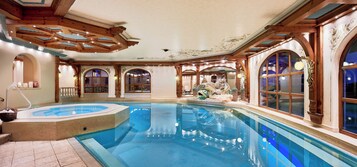 Piscina interna, piscina externa, espreguiçadeiras