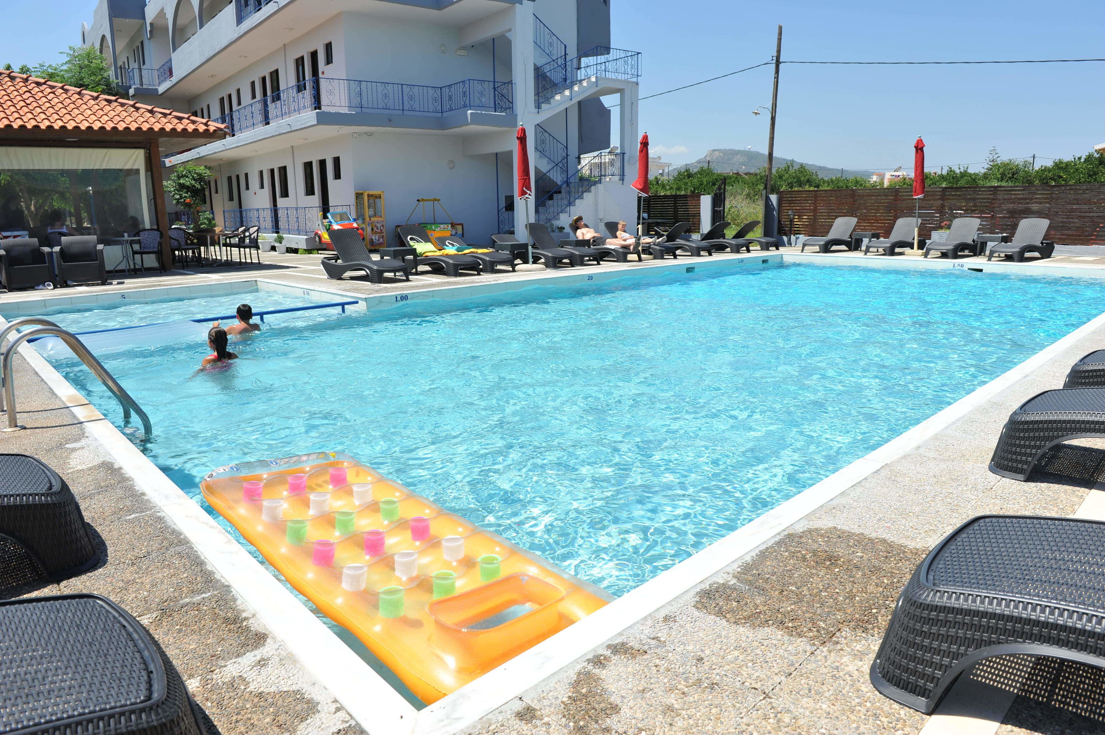 2 piscinas exteriores, guarda-sóis, espreguiçadeiras 