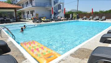 2 piscinas exteriores, guarda-sóis, espreguiçadeiras