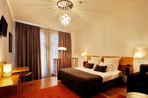 Cofre no quarto, com decoração personalizada, secretária