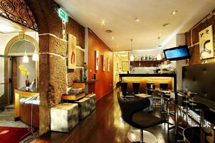 Este bar no lobby do hotel 