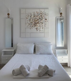 Studio with sea and pool view | Cofres nos quartos, cortinas blackout, quartos à prova de som