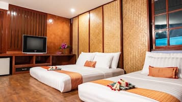 Quarto triplo standard | Cofres nos quartos, Wi-Fi de cortesia, roupa de cama