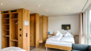 Quarto família, vista para o jardim | Roupas de cama premium, escrivaninha, espaço de trabalho para notebook