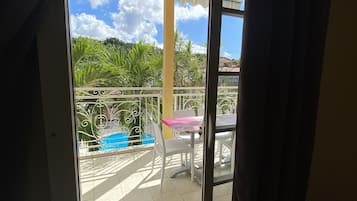 Apartamento Familiar, 2 quartos, varanda, vista para a piscina | Vista do quarto