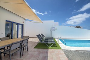 Piscina externa, guarda-sóis, espreguiçadeiras