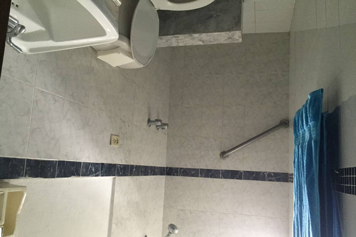 Apartamento, 2 quartos | Casa de banho | Um polibã, artigos de higiene pessoal grátis 