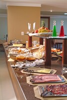 Café da manhã com buffet grátis todos os dias