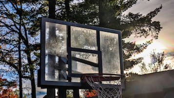 Uma cesta de basquete com uma placa que diz 'Good Ol' Day Family Resort'.